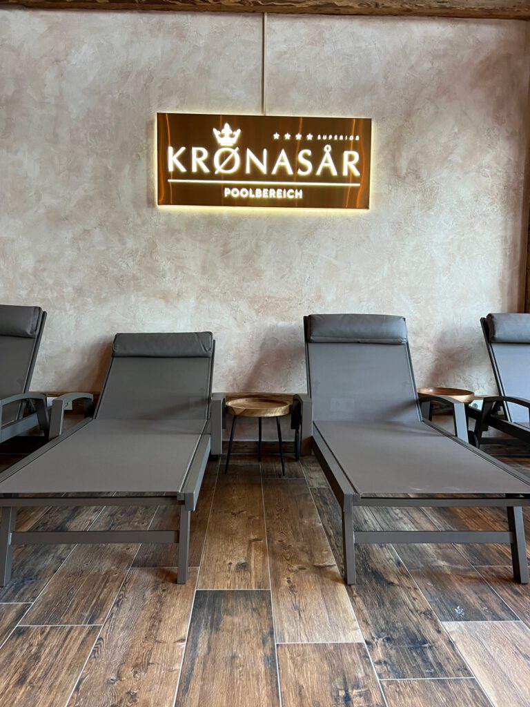 Hotel Krønasår: Poolbereich - freizeitparkstories