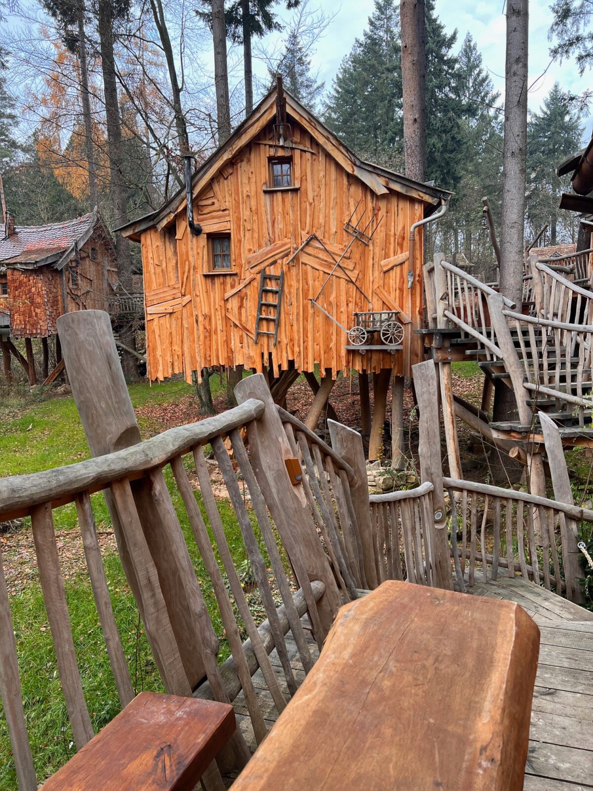 Natur-Resort Tripsdrill: Übernachten mal anders – im Baumhaus ...