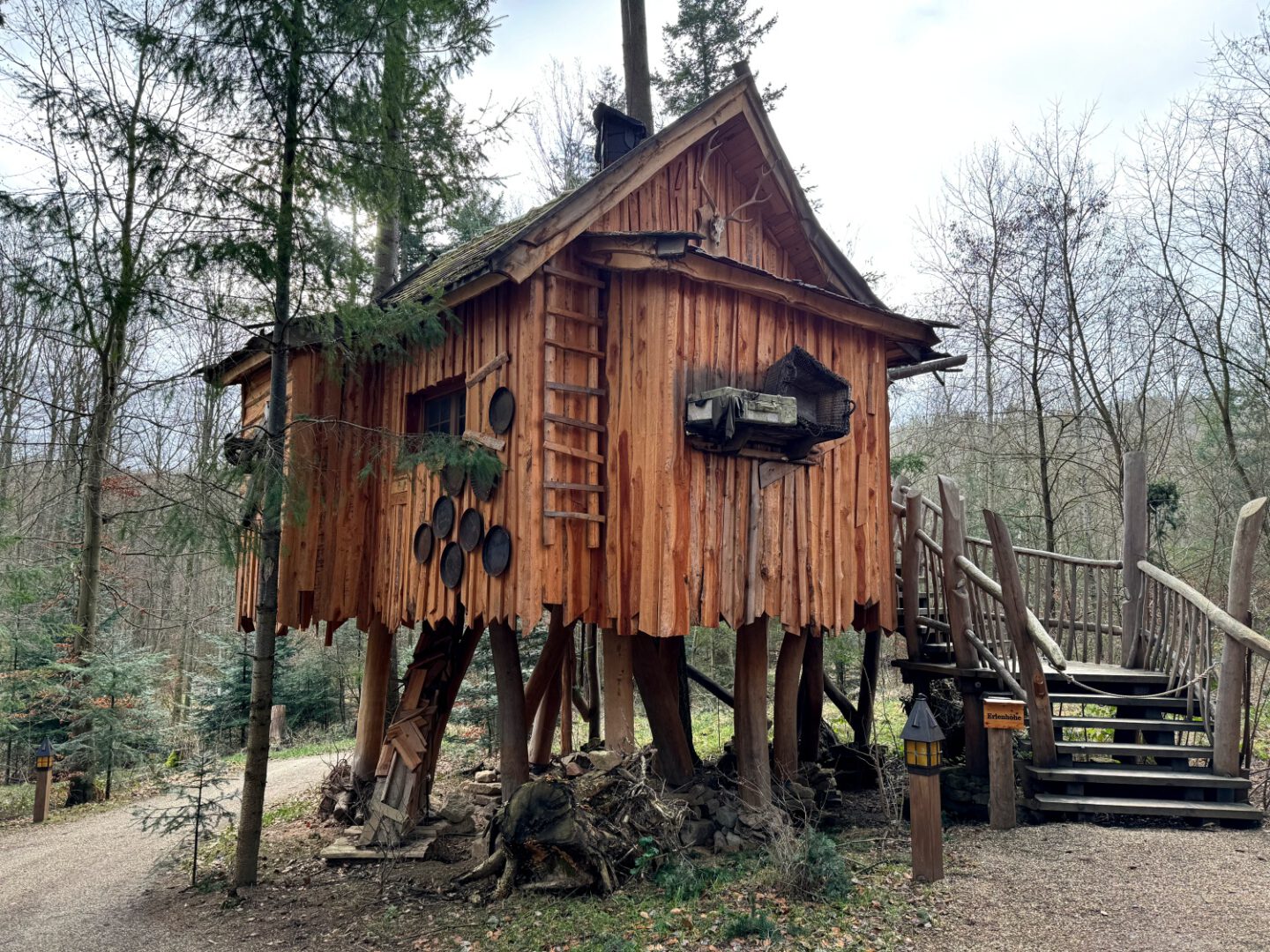 Natur-Resort Tripsdrill: Übernachten im Baumhaus - freizeitparkstories