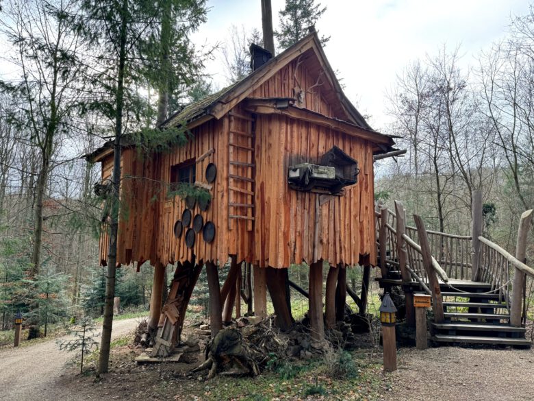 Natur-Resort Tripsdrill: Übernachten im Baumhaus - freizeitparkstories